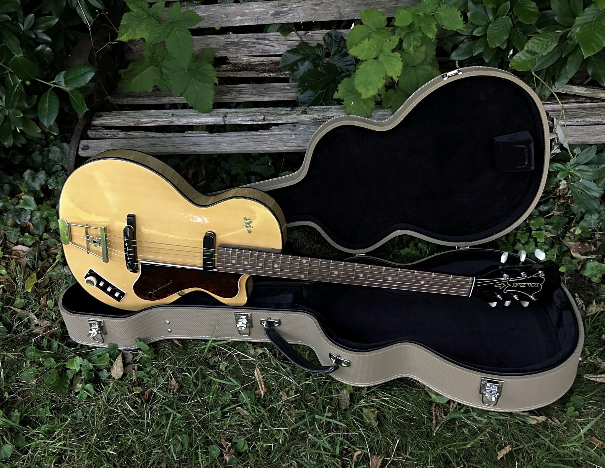 Hofner Club 60 John Lennon LTD Edition - Vintage & Modern Guitars