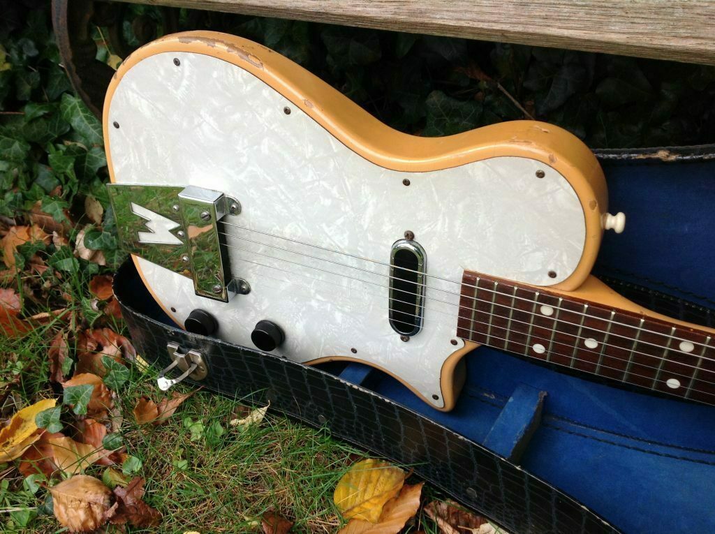 1957 Magnatone Mark III Lyric - Vintage & Modern Guitars