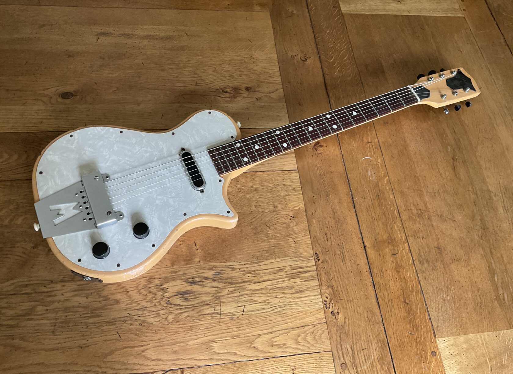 1957 Magnatone Mark III Lyric - Vintage & Modern Guitars