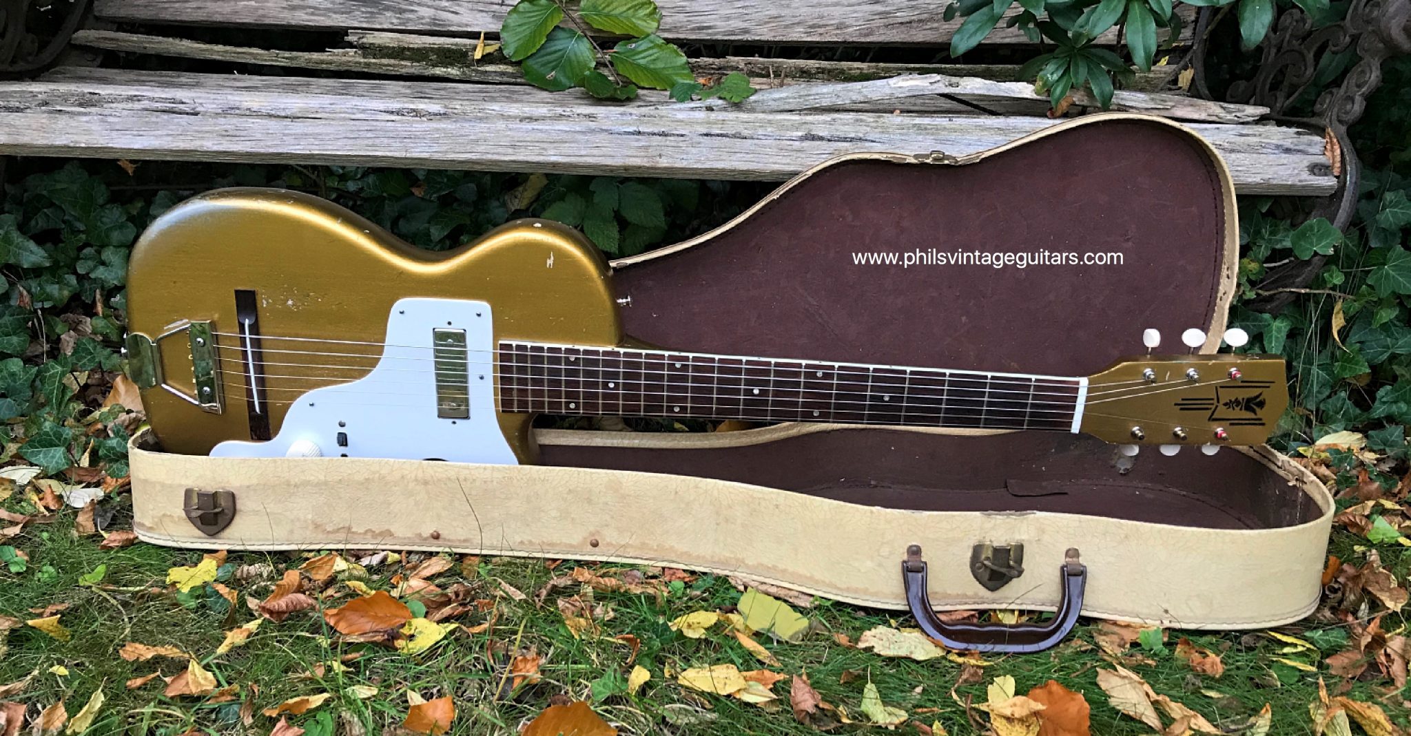 1957 Magnatone Mark III Lyric - Vintage & Modern Guitars