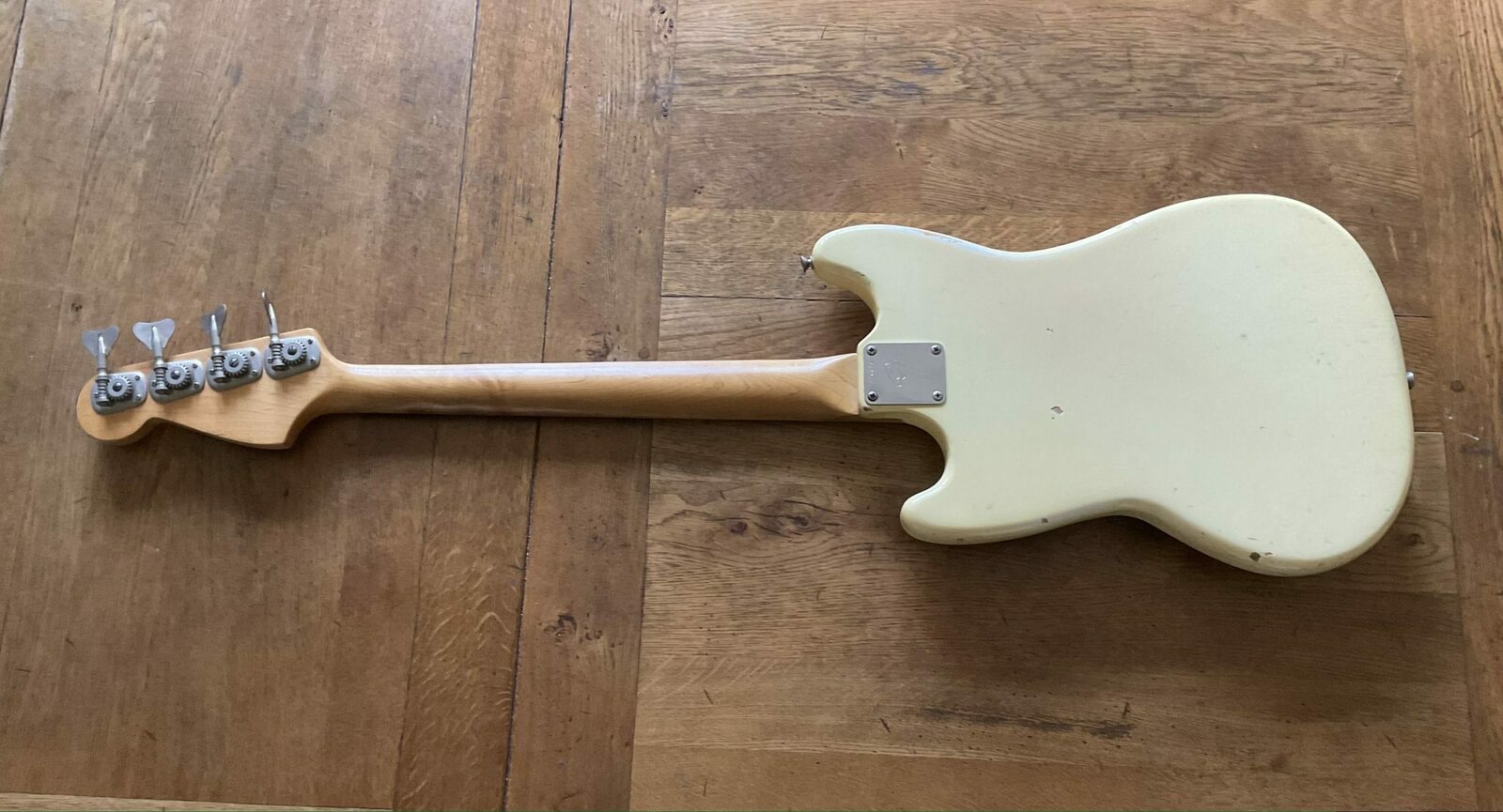 1971 Fender Musicmaster Bass - Vintage & Modern Guitars